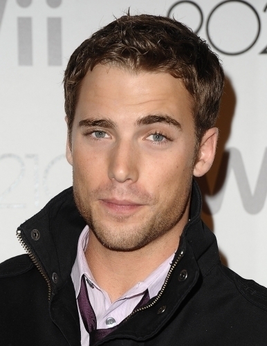 Dustin Milligan : biographie, carrière et filmographie | Hypnoweb