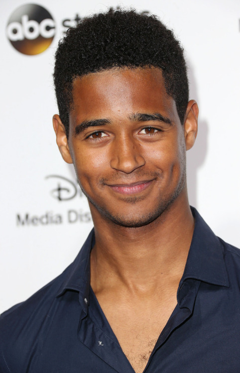 Alfred Enoch : biographie, carrière et filmographie | Hypnoweb